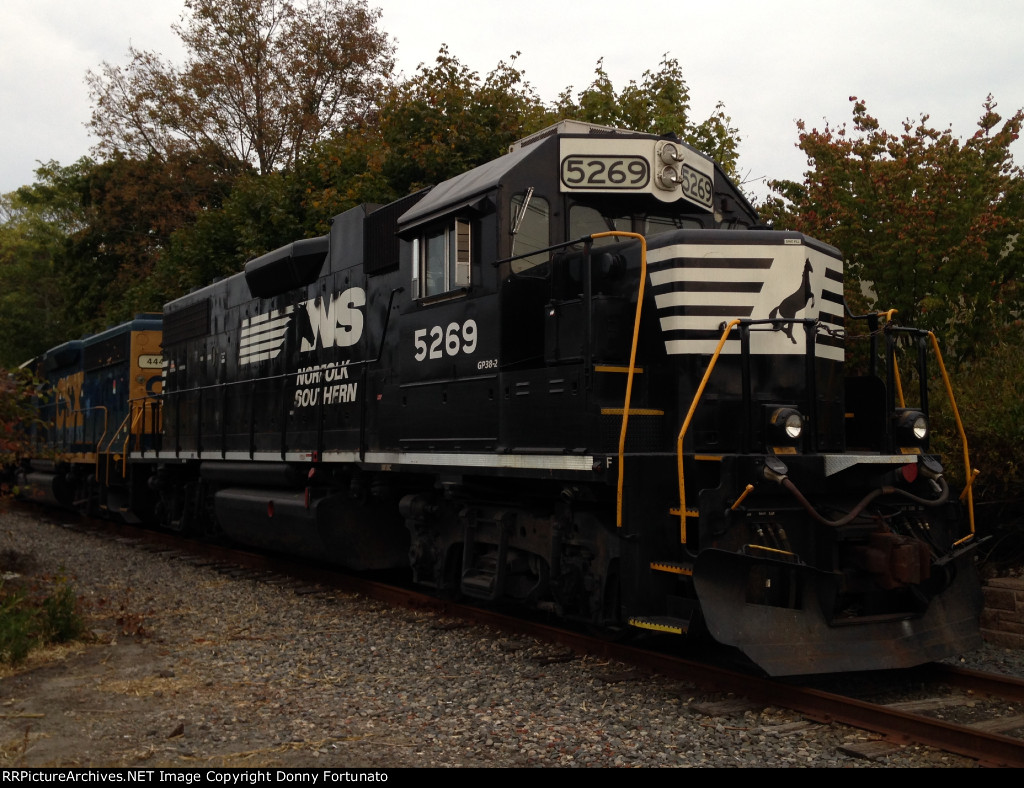 NS 5269 and CSX 4441 on SA31
